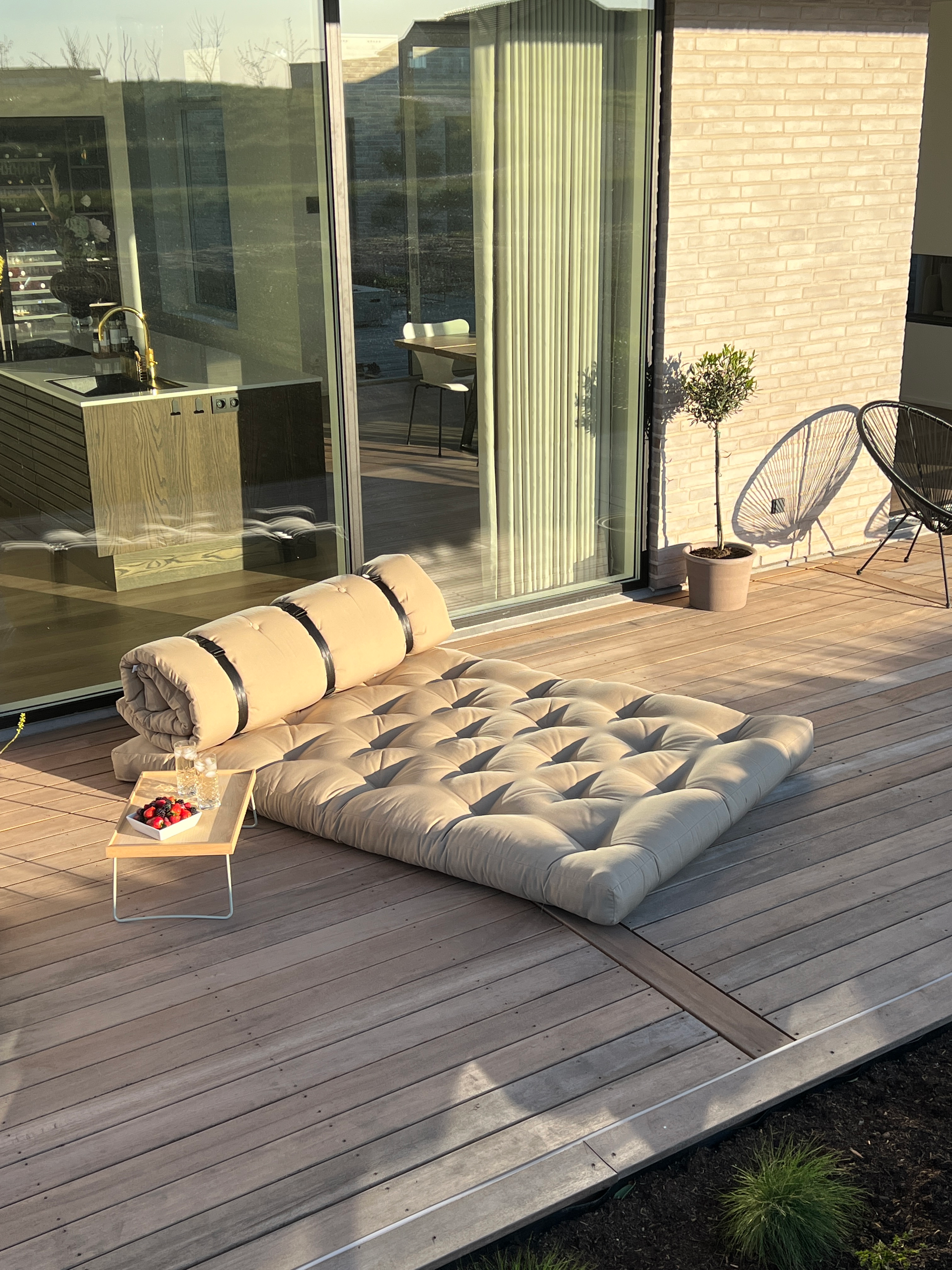 BUCKLE-UP SOFA OUTDOOR WHITE W. 3 BLACK NYLON BELTS for 849 EUR | no ...